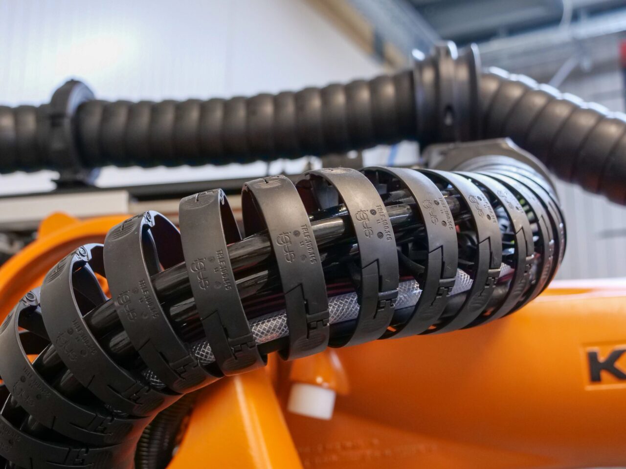 Cable protection for robot applications - ASI Automatikk AS